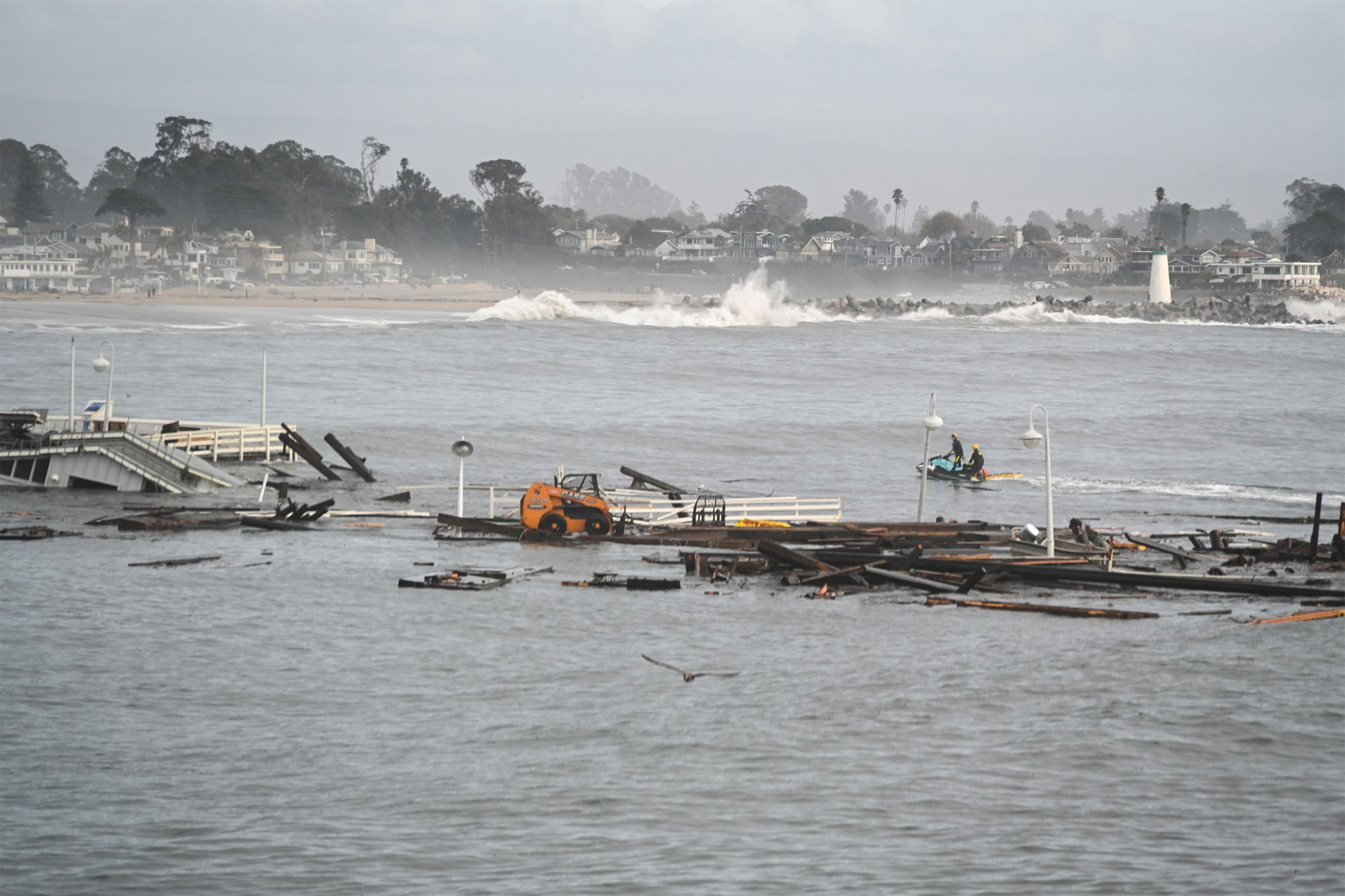 Powerful waves cause damage and flooding on Santa Cruz coast ...